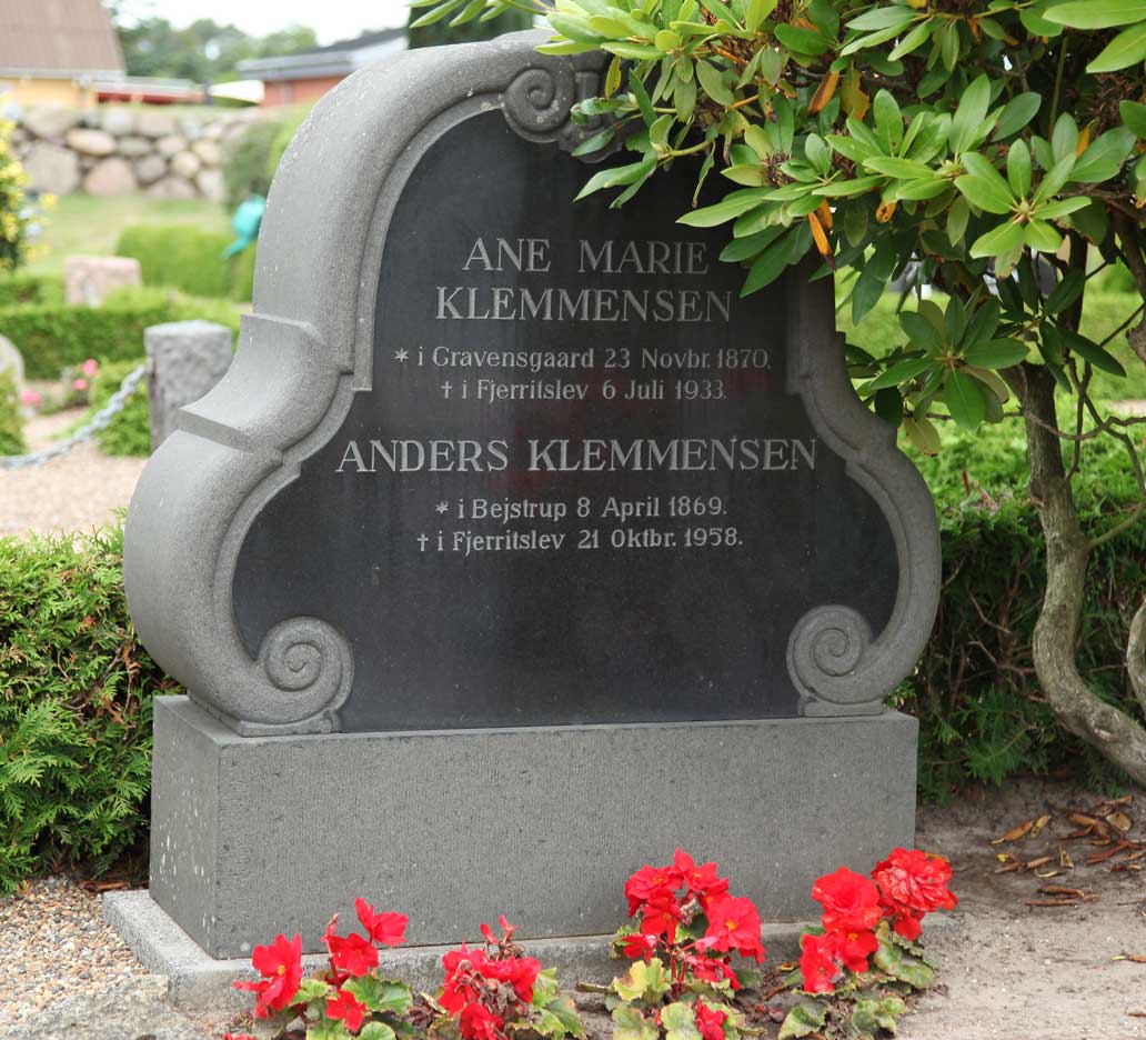 Gravsten: Anders Clemmensen P2593 og Ane Margrethe Klemmensen P2594